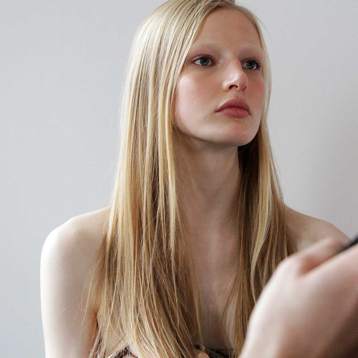 Leah Rodl. Bellissima, ruba la scena alle altre modelle nel backstage ...