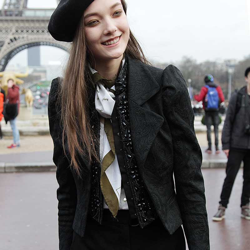 Yumi Lambert, bellissima in un look parigino al 100% - ADVERSUS MAGAZINE