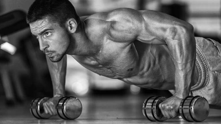 Le flessioni a terra per allenare pettorali e addominali al tempo ...