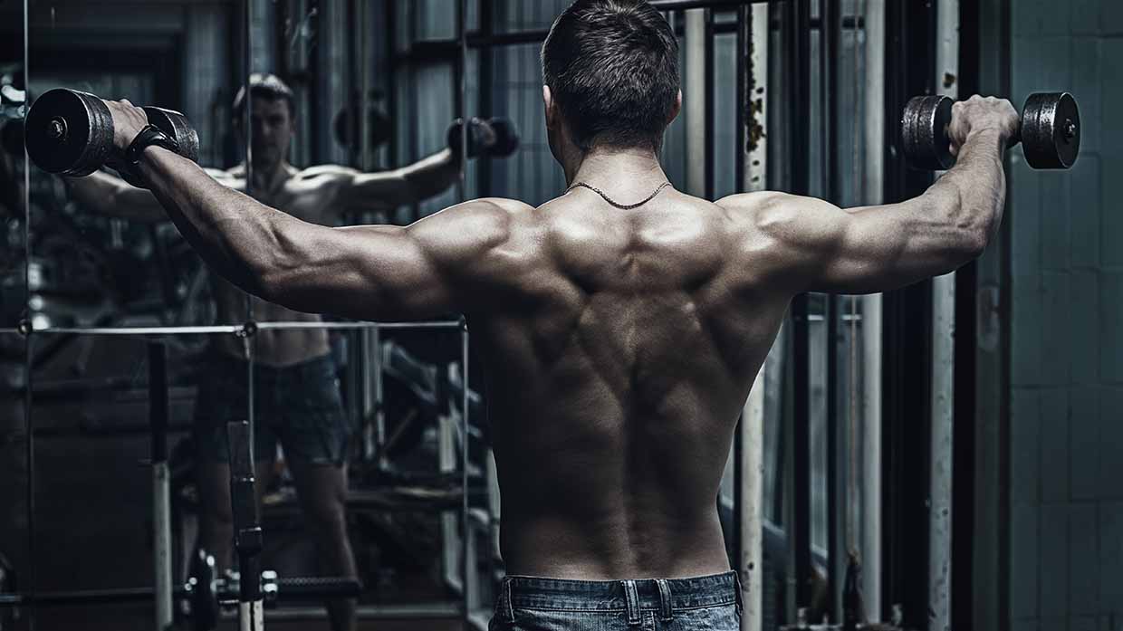 Spalle più larghe e più muscolose: esercizi, alimentazione