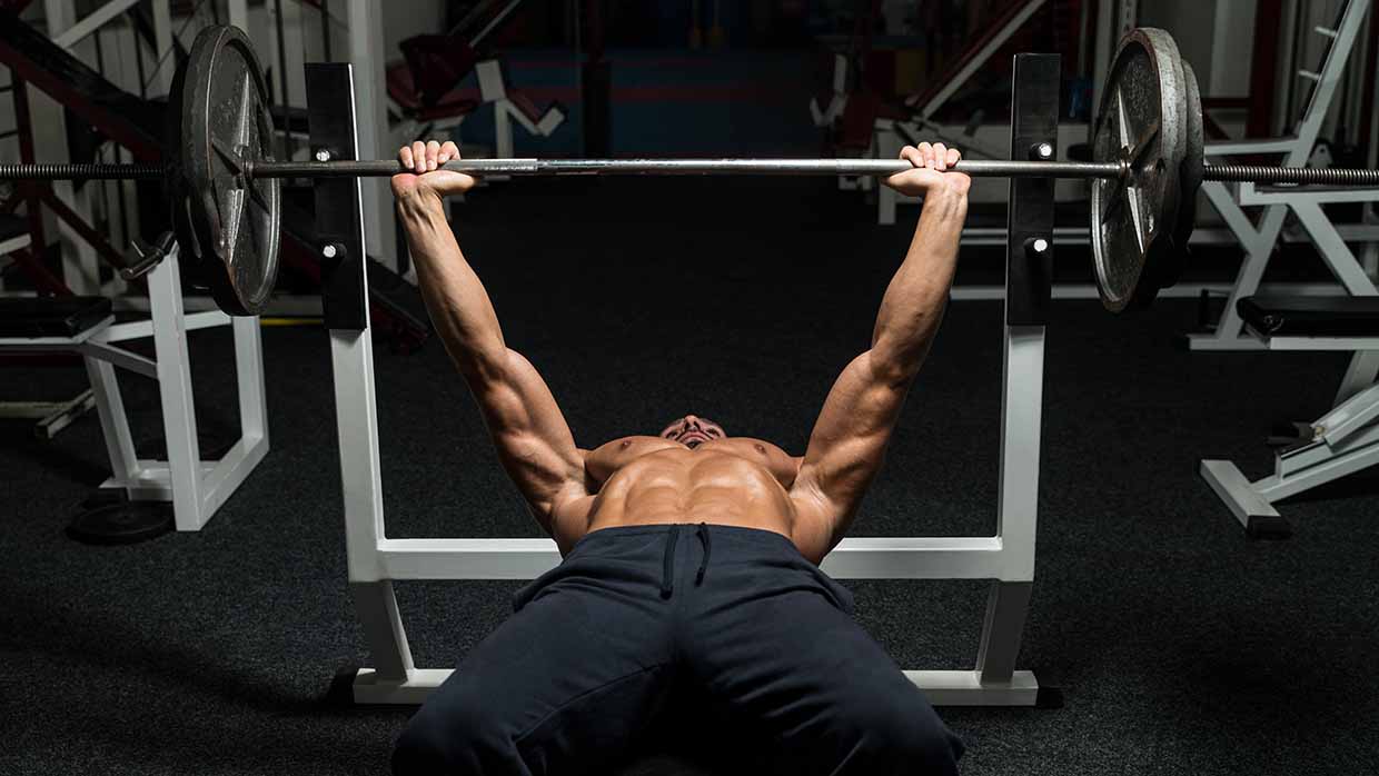 Distensioni su panca per i pettorali per la massa muscolare